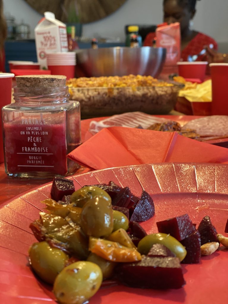 Un repas rouge glamour - Les Danseuses d'Or